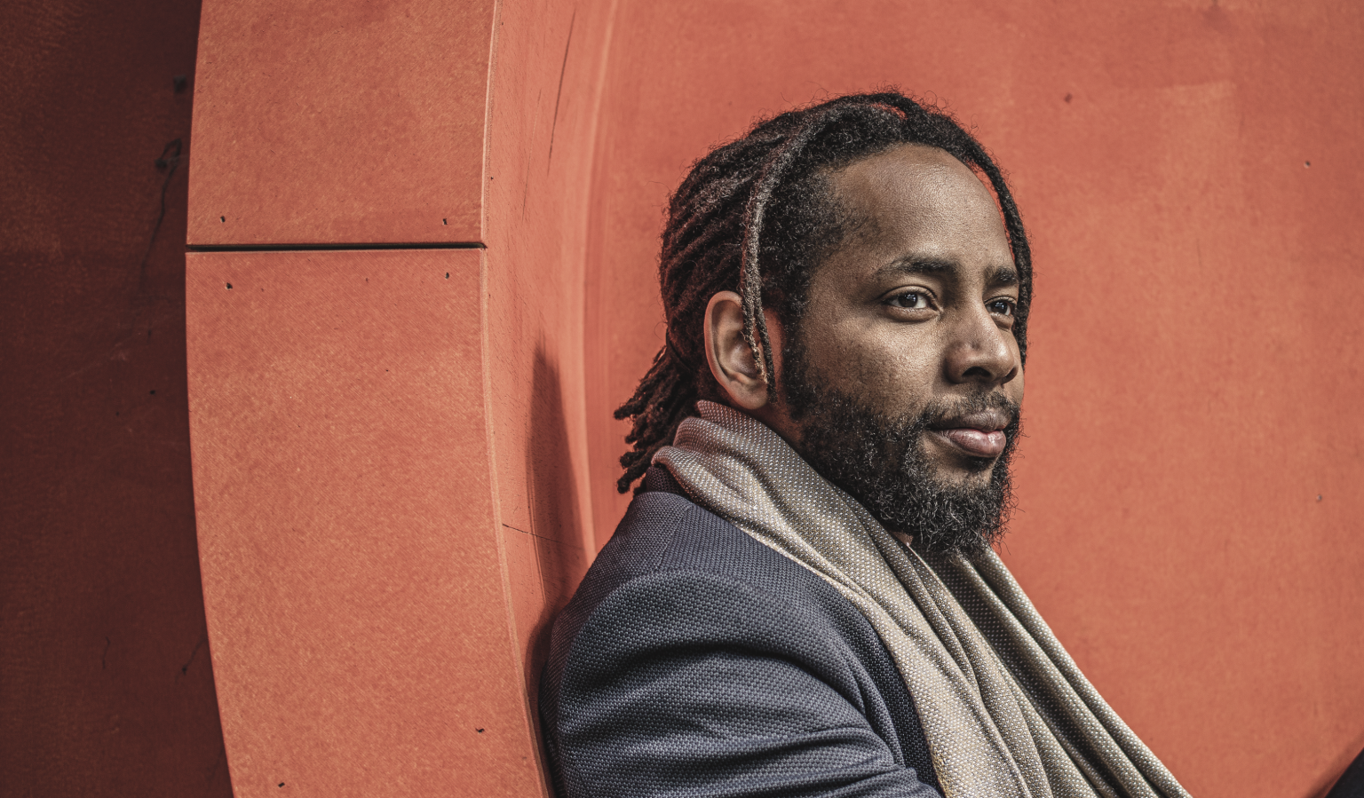 Forbes Afrique I Culture I Alun Be, chantre de l’interdisciplinarité